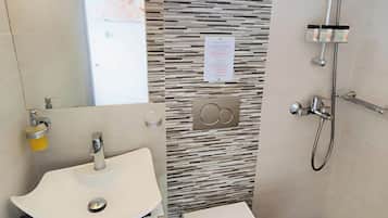 Quarto Duplo | Casa de banho | Um polibã, artigos de higiene pessoal grátis, um secador de cabelo