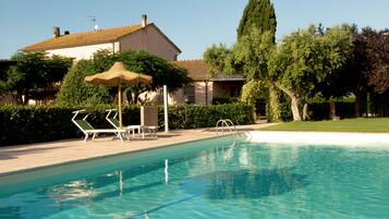 Piscina exterior sazonal, da(s) 7:30 à(s) 20:00, guarda-sóis