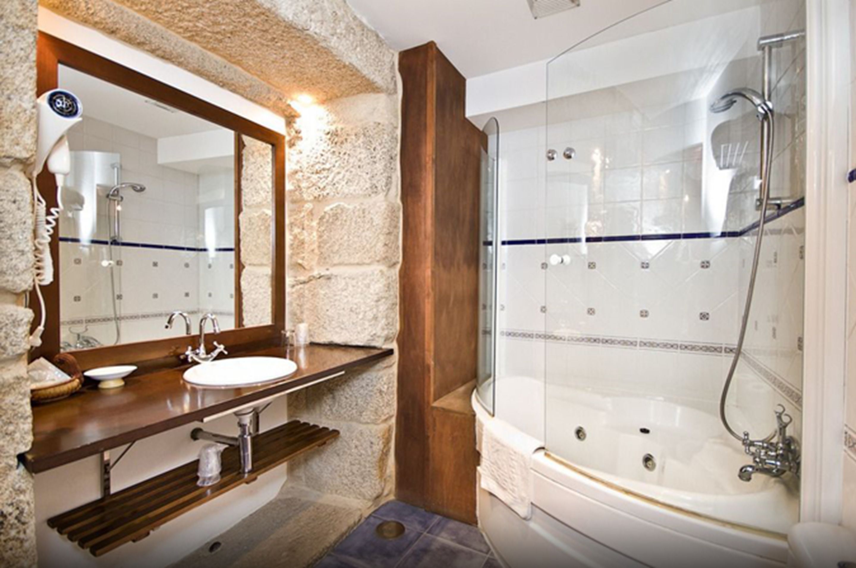 Quarto Duplo ou Twin | Casa de banho | Artigos de higiene pessoal grátis, um secador de cabelo 