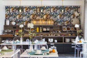 Café da manhã com buffet todos os dias (EUR 21 por pessoa)