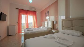 Deluxe Triple Room with Sea View | Roupas de cama premium, quartos à prova de som, Wi-Fi de cortesia