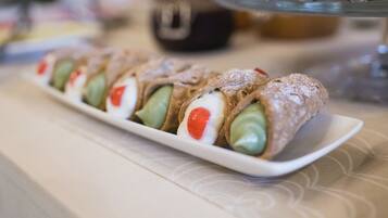 Um prato de cannoli com casquinhas de chocolate e recheio cremoso.