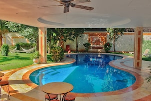 Piscina interna, piscina externa, espreguiçadeiras