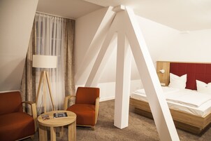 Quarto Duplo ou Twin Standard, acessível | Minibar, cofre no quarto, secretária, quartos insonorizados 