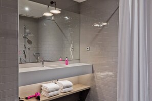 Quarto Familiar, 1 cama queen-size e sofá-cama | Casa de banho | Artigos de higiene pessoal grátis, um secador de cabelo 