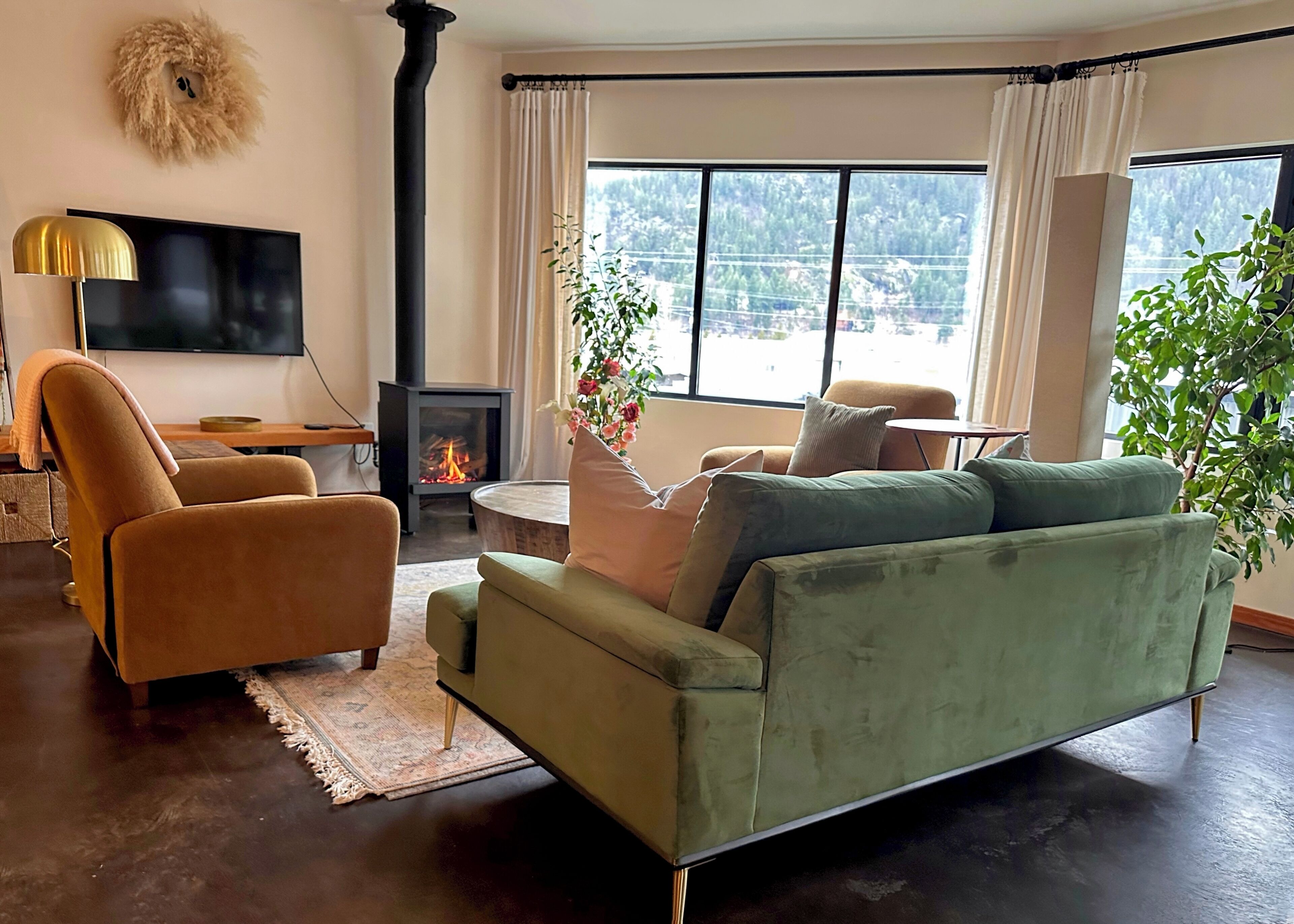 Walk Everywhere From Railtown Suite! + Spacious, Beautiful, & Comfortable. - Nelson