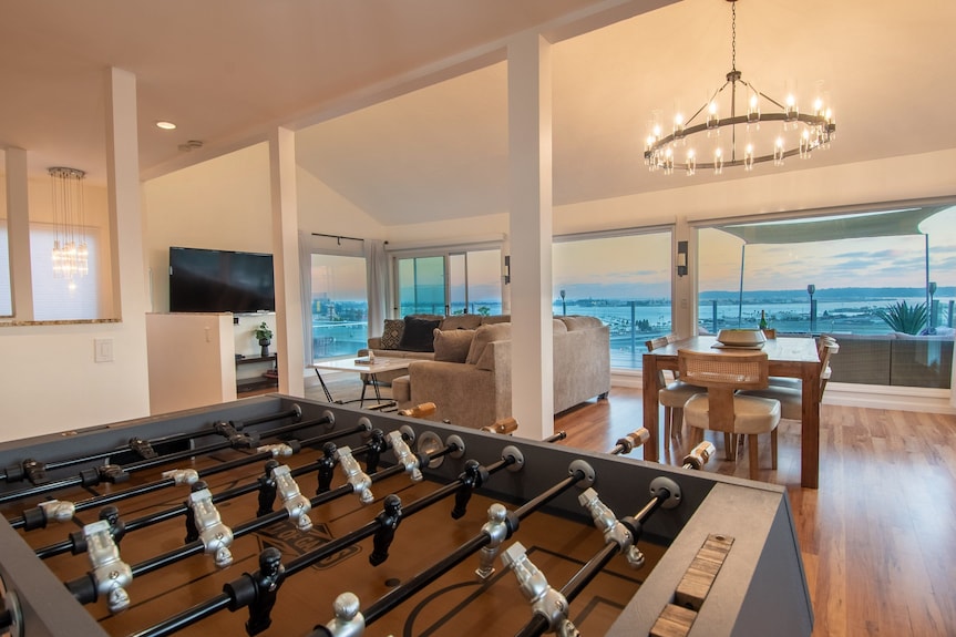 Luxury Hilltop Retreat In The City - Hot Tub! Central Location! Unforgettable Views! - San Diego Airport (SAN)