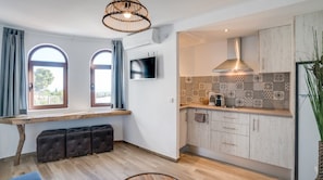 Deluxe Apartment 3, 1 Bedroom, Ocean View, Sea Facing | Cozinha privada | Um frigorífico (a pedido), uma máquina de café expresso 