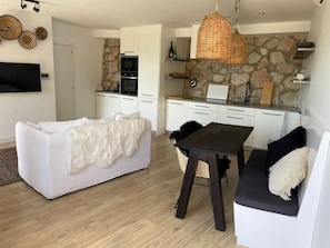 Apartamento de Luxo, vista para o mar | Sala de estar | Televisor LED de 32 polegadas com canais via satélite, Smart TV 