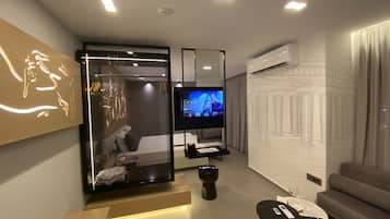Suíte luxo, 1 cama King e sofá-cama, vista parcial para o mar | 1 quarto, roupas de cama premium, frigobar, cofres nos quartos