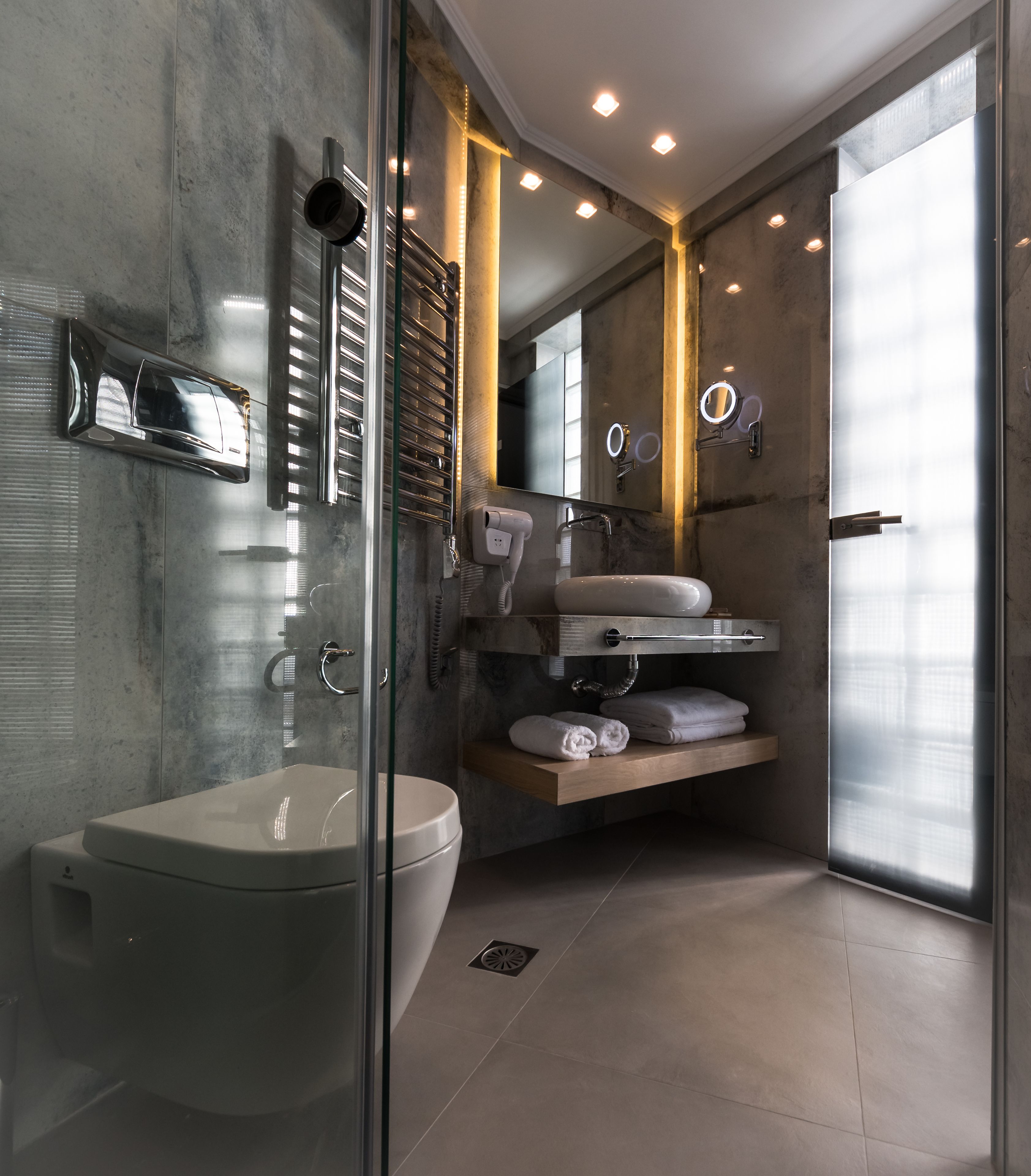 Suite Standard, 1 cama queen-size (Knossos) | Casa de banho | Um polibã, um chuveiro fixo, produtos de higiene exclusivos 