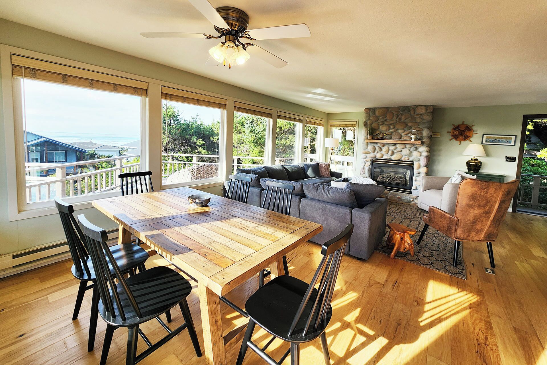 Short Walk To A Sandy Beach! Ocean Views! Dog Friendly! Hot Tub! - Waldport, OR