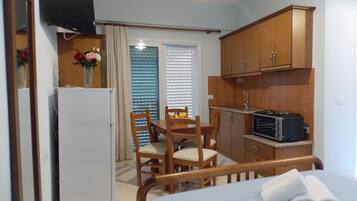 Um frigorífico, um micro-ondas, um forno