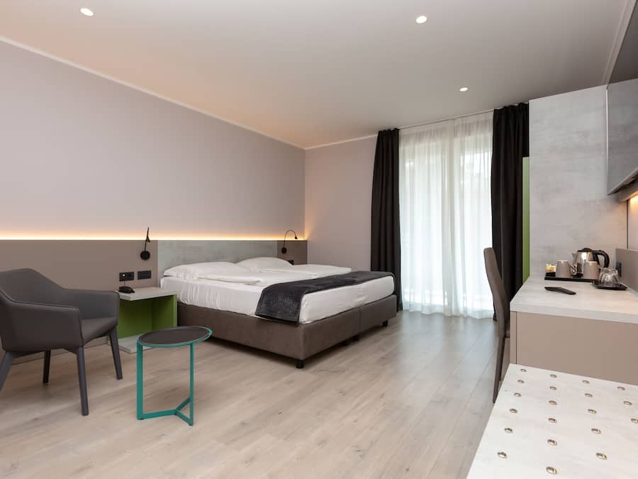 Quarto casal superior, sacada | Frigobar, cofres nos quartos, individualmente mobiliados, escrivaninha