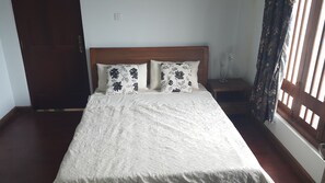 Roupas de cama premium, escrivaninha, Wi-Fi de cortesia