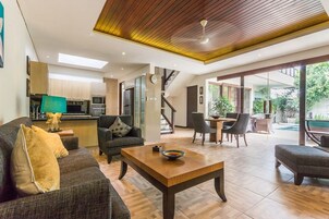 Villa Superior, 2 quartos | Sala de estar | Televisor LCD, leitor de DVD 