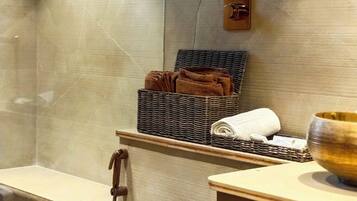 Quarto premium | Banheiro | Chuveiro, chuveiro com efeito de chuva, produtos de toalete grátis
