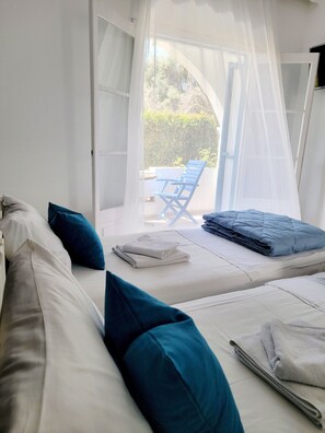 Estúdio, 2 camas individuais | 1 quarto, roupa hipoalergénica, cofre no quarto, secretária 