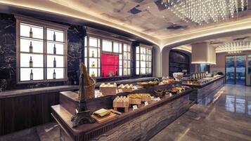 Pequenos-almoços, almoços, jantares servidos, cozinha internacional