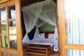 Quarto Duplo ou Twin Deluxe, vista para o lago | 1 quarto, cofre no quarto, secretária, Wi-fi grátis 