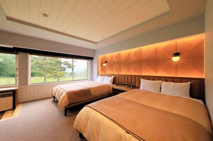 Suite, 2 camas individuais | Edredões de penas, cofre no quarto, secretária, Wi-fi grátis 