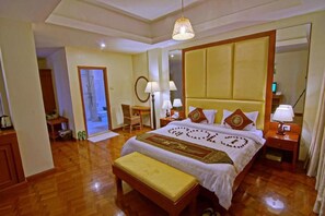 Frigobar, cofres nos quartos, escrivaninha, Wi-Fi de cortesia