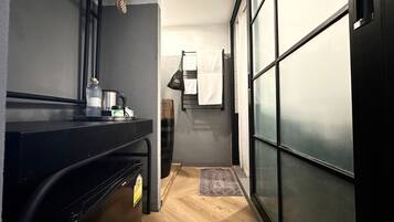 Quarto Twin Standard, 2 camas individuais, não fumadores, casa de banho privativa | Casa de banho | Um polibã, artigos de higiene pessoal grátis, um secador de cabelo