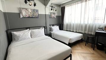 Quarto Triplo Standard, várias camas, não fumadores, casa de banho privativa | Secretária, Wi-fi grátis, roupa de cama fornecida