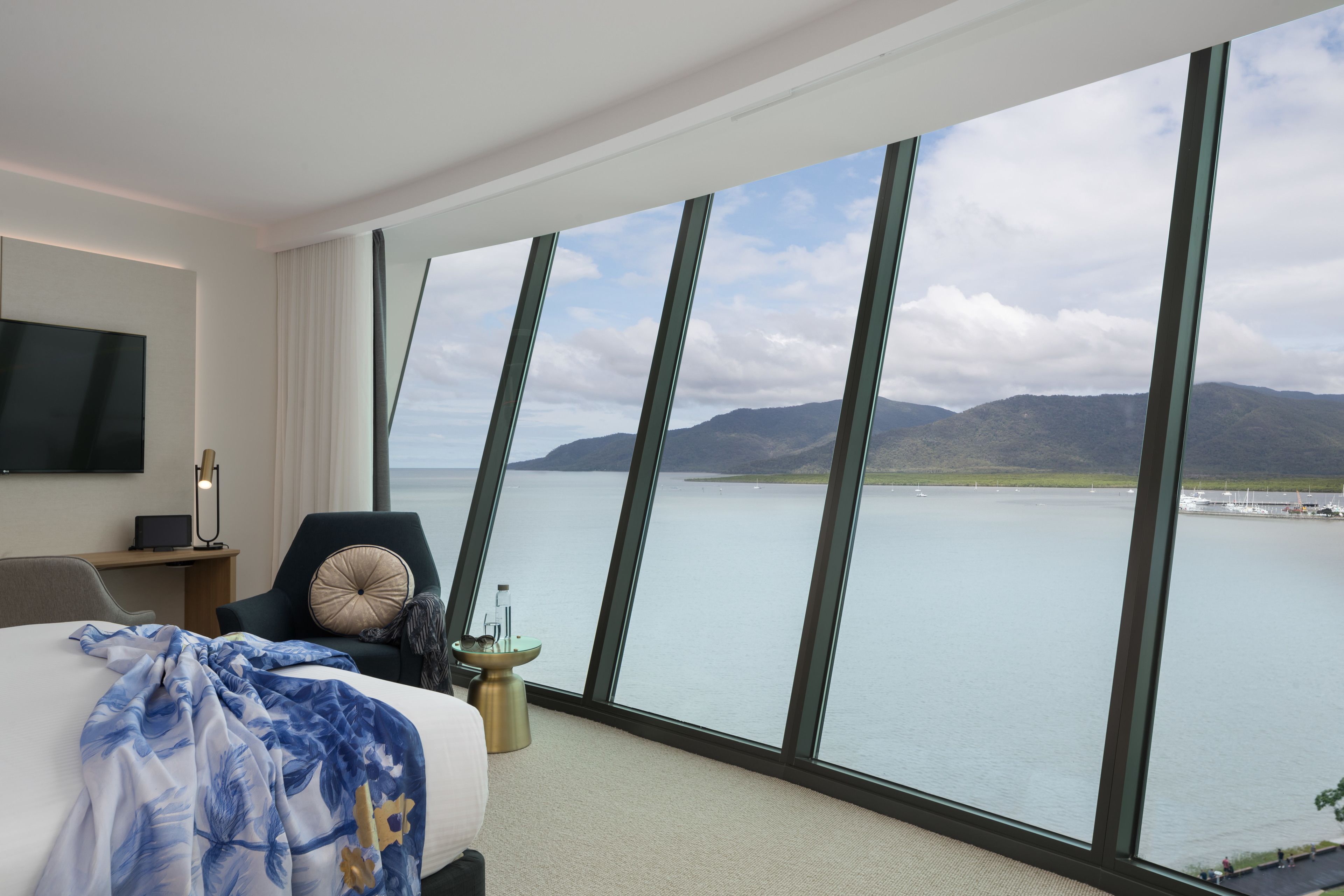 Quarto, 1 cama King | Roupas de cama premium, cofres nos quartos, escrivaninha