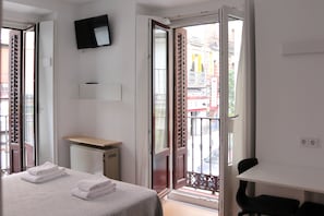 Large Double Room | Ferro/tábua de engomar, Wi-fi grátis, roupa de cama fornecida 
