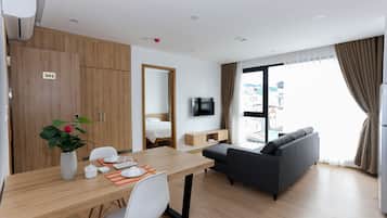 Apartamento, 1 quarto | Sala de estar | Televisor LCD