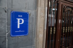 Sinal de estacionamento azul com