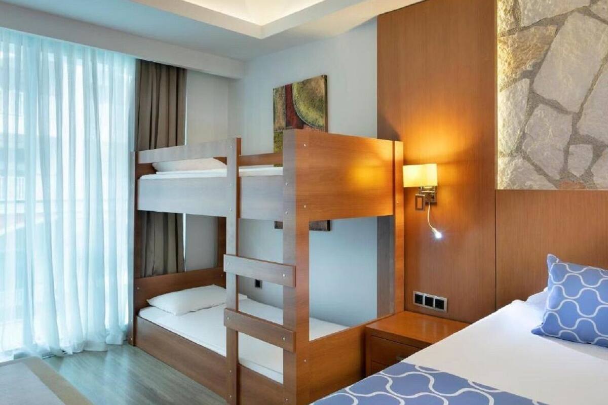 Minibar com produtos grátis, cofre no quarto 