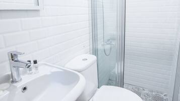 Quarto Duplo Superior para 1 Pessoa, 1 cama de casal, casa de banho anexa, vista para o mar | Casa de banho | Um polibã, artigos de higiene pessoal grátis, um secador de cabelo