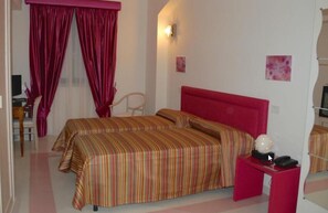 Roupas de cama premium, frigobar, cofres nos quartos, escrivaninha