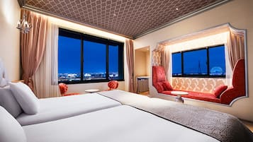 Roupas de cama premium, cofres nos quartos, cortinas blackout