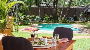 Café da manhã, almoço e jantar; local e internacional