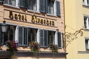 Um edifício com uma placa que diz "Hotel Hirschen".