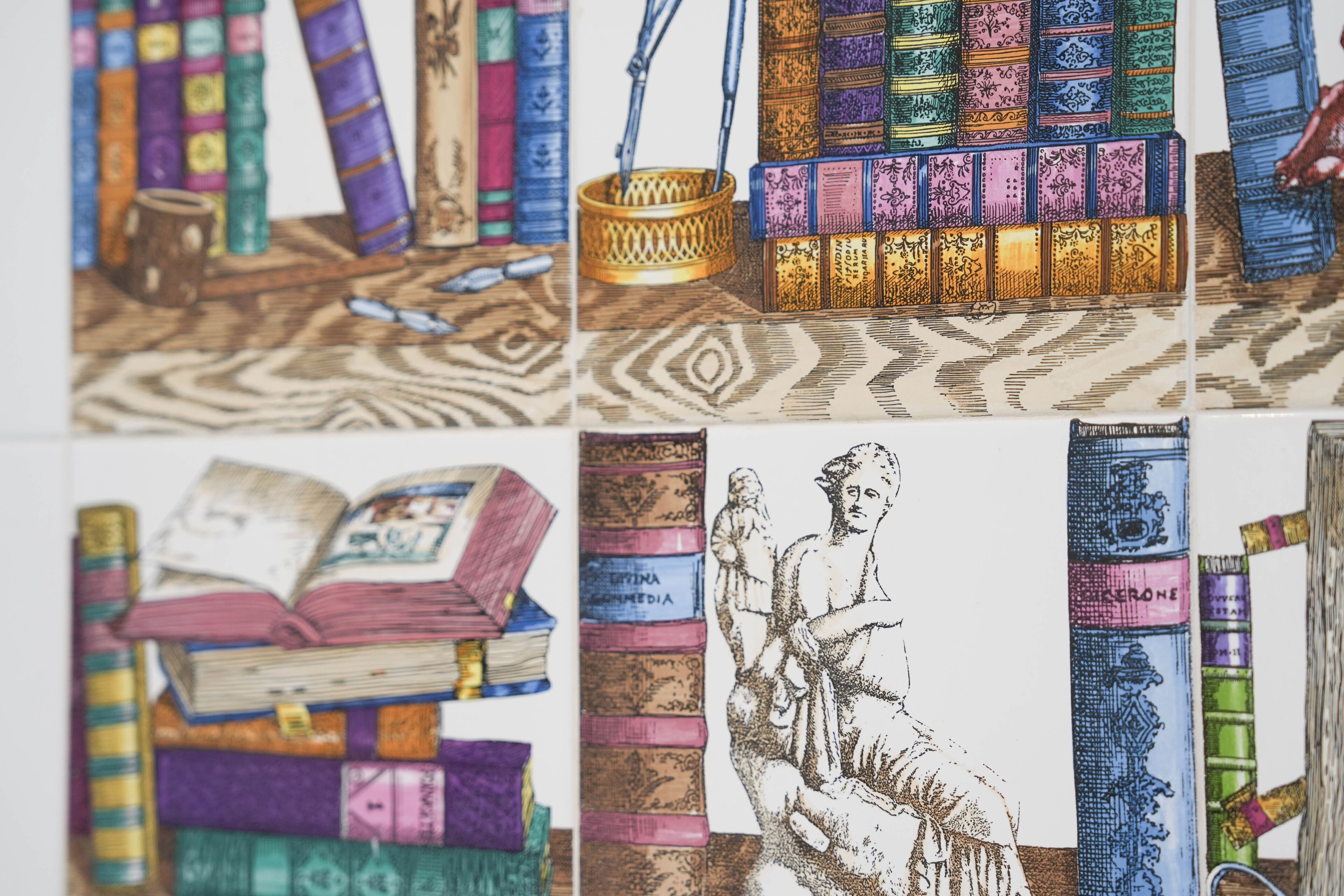 Uma colagem de vários livros e uma estátua.