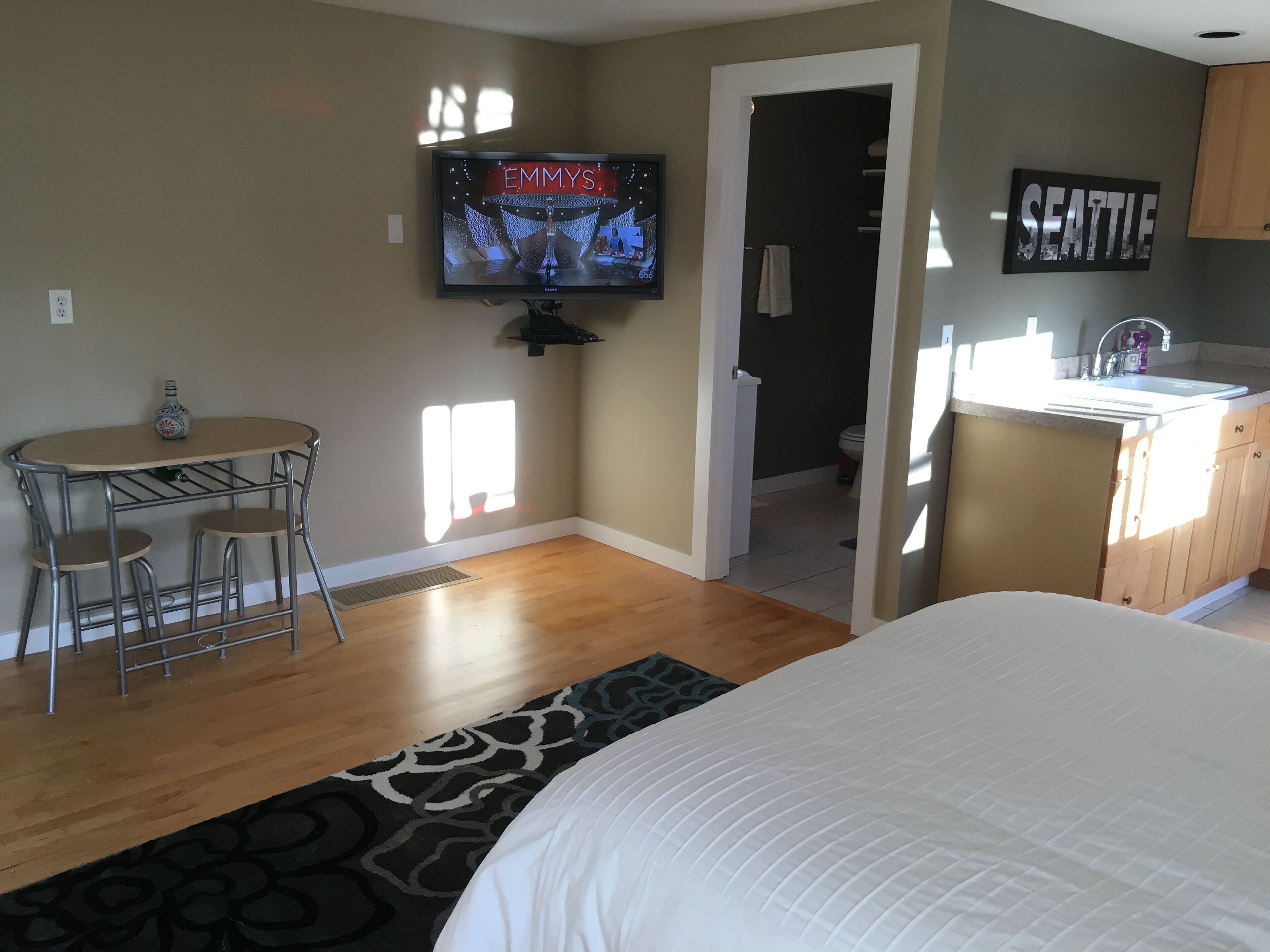 Hill Top Flat With Parking - Mercer Island, WA