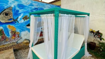 Piscina externa, espreguiçadeiras