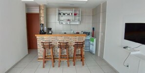 Um micro-ondas, uma cafeteira/bule 