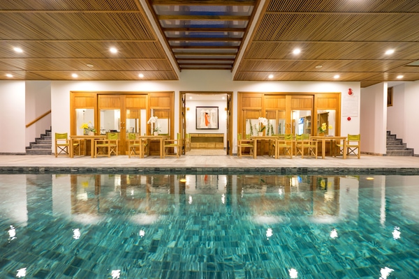 Piscina interna, funciona das 7h às 21h, espreguiçadeiras