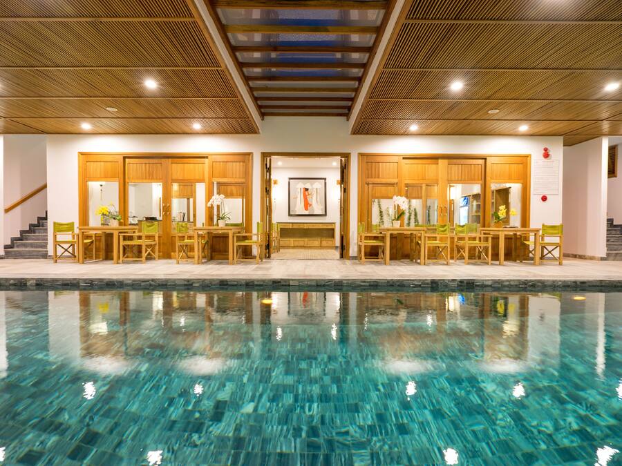 Piscina interior, da(s) 7:00 à(s) 21:00, espreguiçadeiras