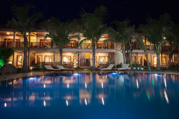Piscina externa, funciona das 6h30 às 22h, guarda-sóis, espreguiçadeiras