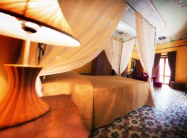 Frigobar, cofres nos quartos, escrivaninha