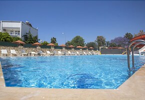 Piscina interna, piscina externa, guarda-sóis, espreguiçadeiras