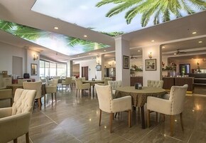 Café da manhã, almoço e jantar; culinária internacional 