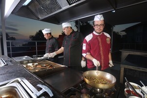 Café da manhã, almoço e jantar; culinária internacional 
