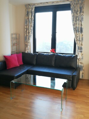 Apartamento, 1 quarto | Sala de estar | TV de ecrã plano 